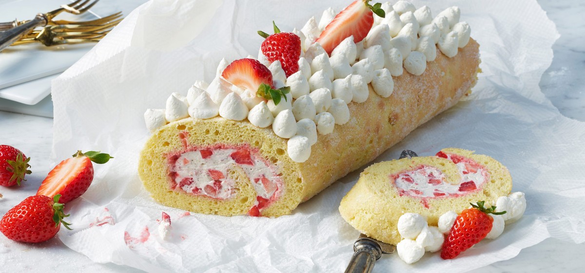 Einfache Erdbeerroulade | Fruchtige Genussrolle