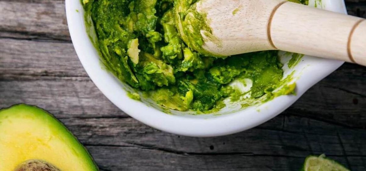 Frische Guacamole mit Koriander und Limette