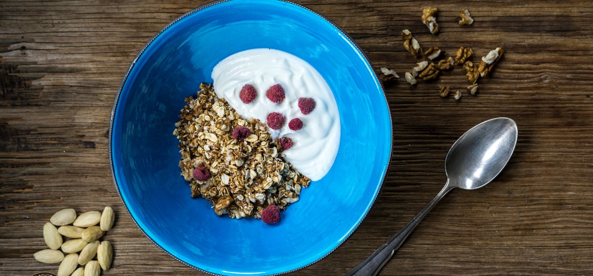 Frische Granola mit Himbeeren