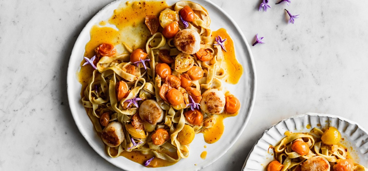 Pasta mit Safran, Chili und gebratenen Jakobsmuscheln